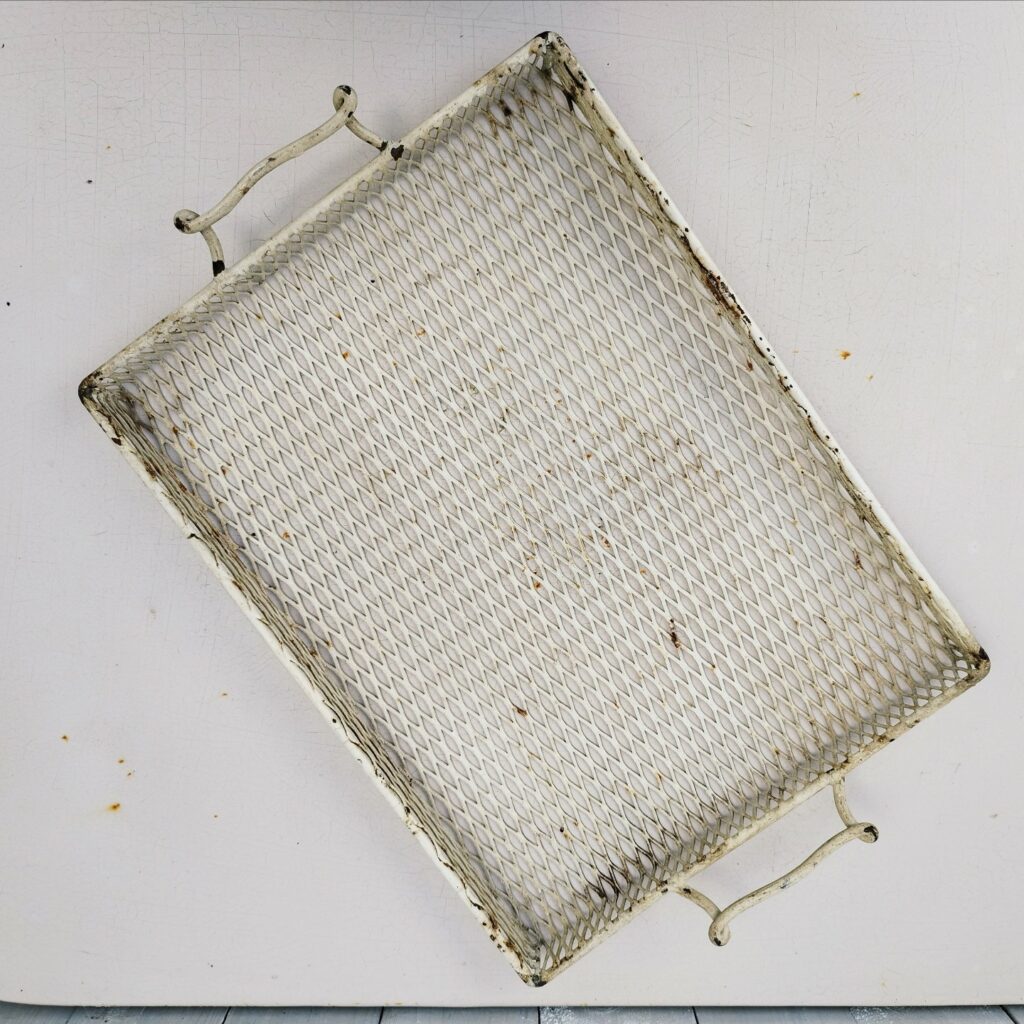 Plateau de service , tôle déployée, design 50's - Acolytes Antique