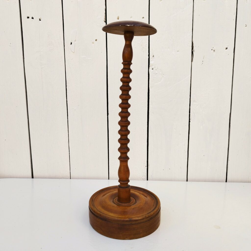 Porte-chapeau en bois tourné vintage, modiste - Acolytes Antique