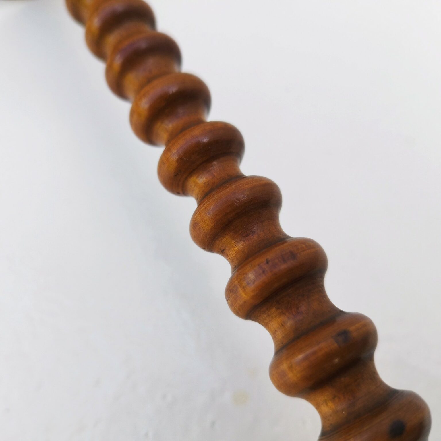 Porte-chapeau en bois tourné vintage, modiste - Acolytes Antique