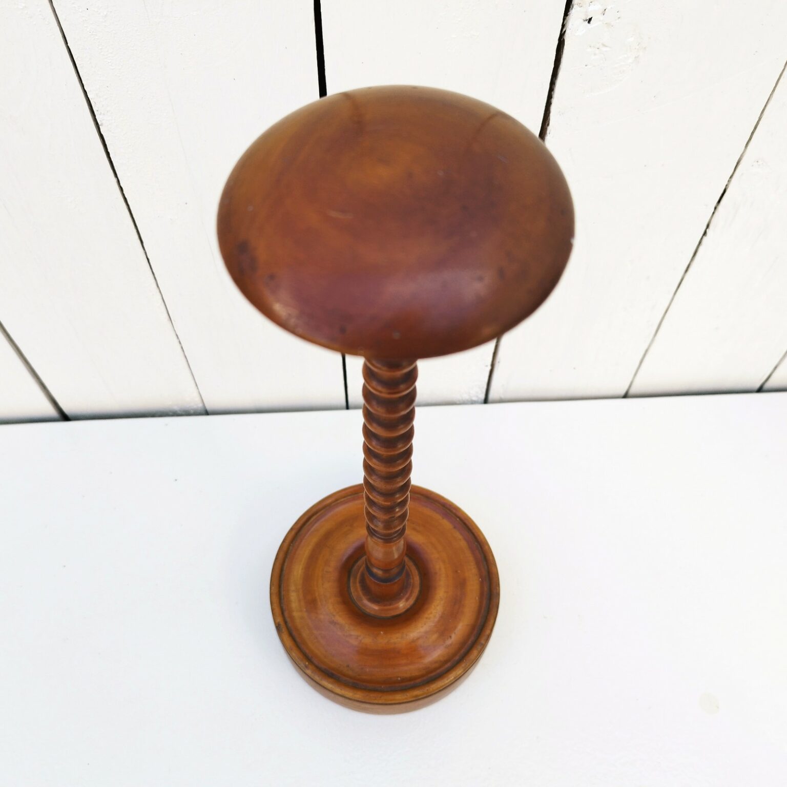 Porte-chapeau en bois tourné vintage, modiste - Acolytes Antique