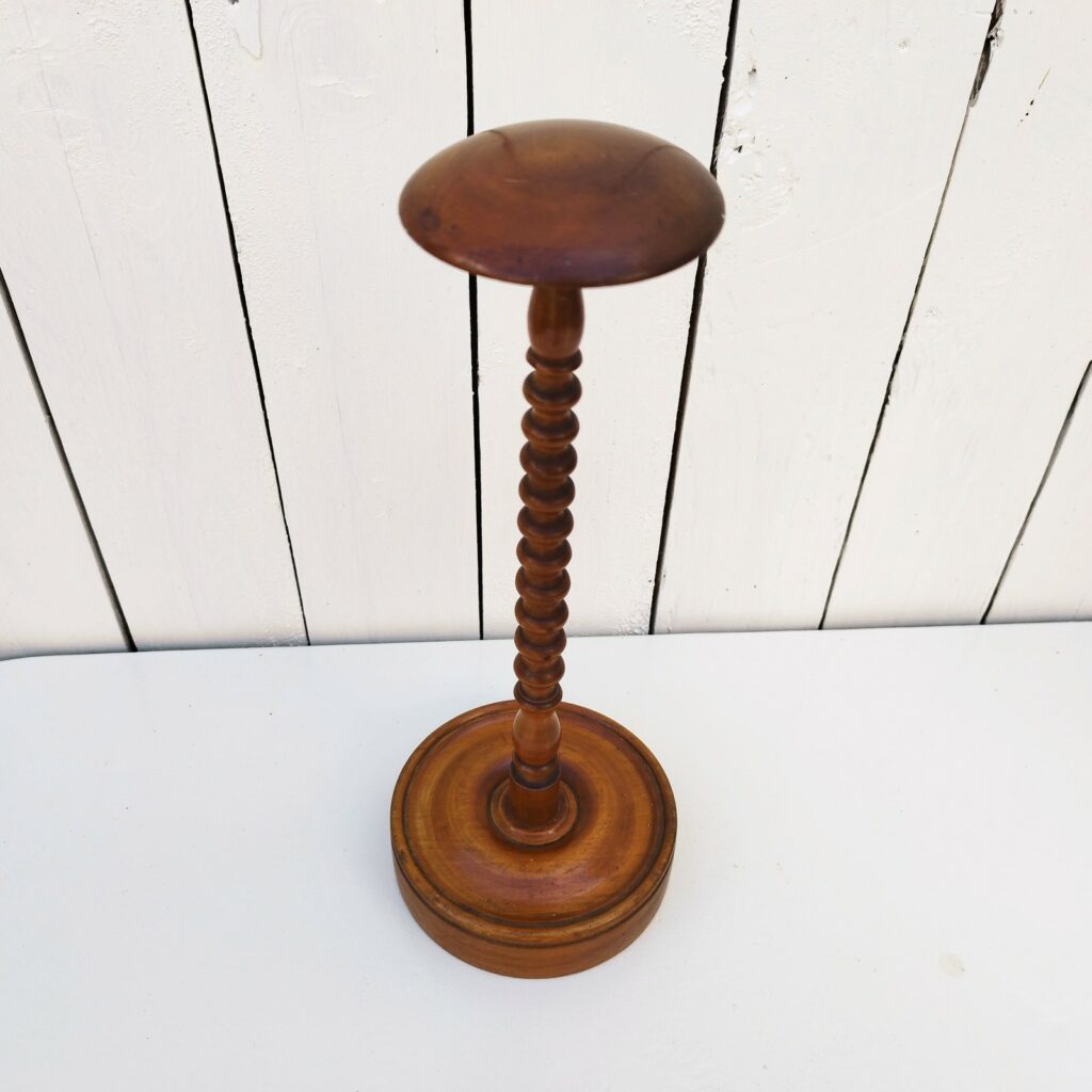 Porte-chapeau en bois tourné vintage, modiste - Acolytes Antique