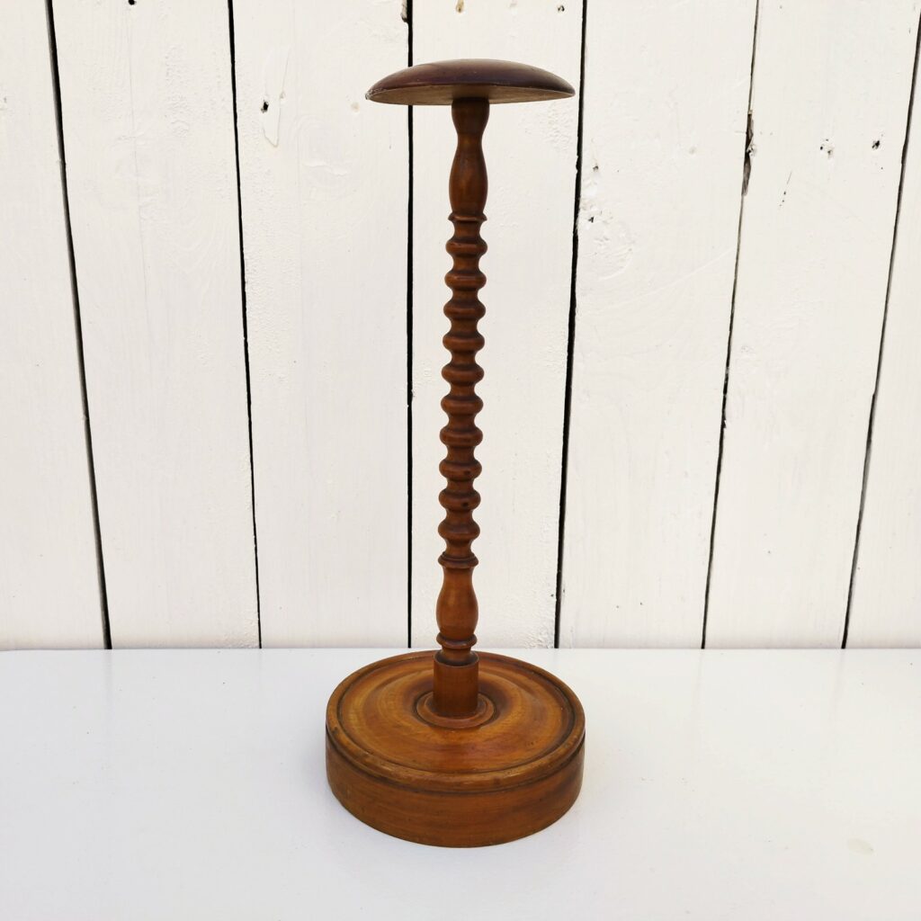 Porte-chapeau en bois tourné vintage, modiste - Acolytes Antique