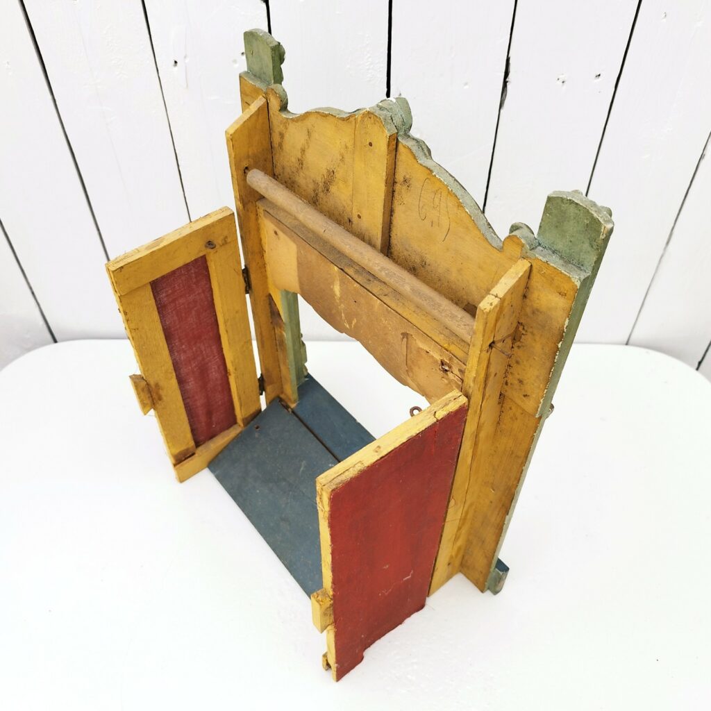 Ancien castelet, théâtre pliant , bois et plâtre - Acolytes Antique